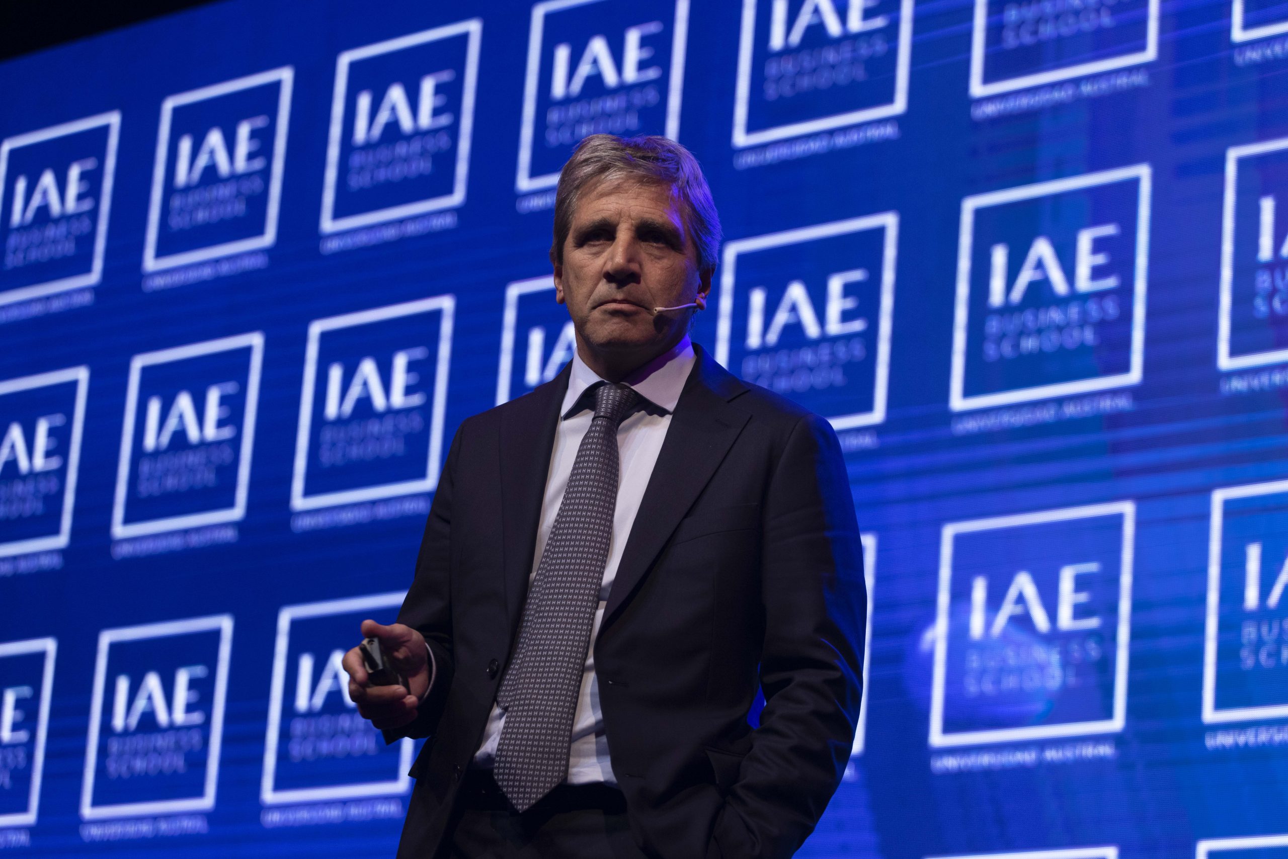 Caputo promete baja de impuestos y dice que "Argentina será la estrella ...