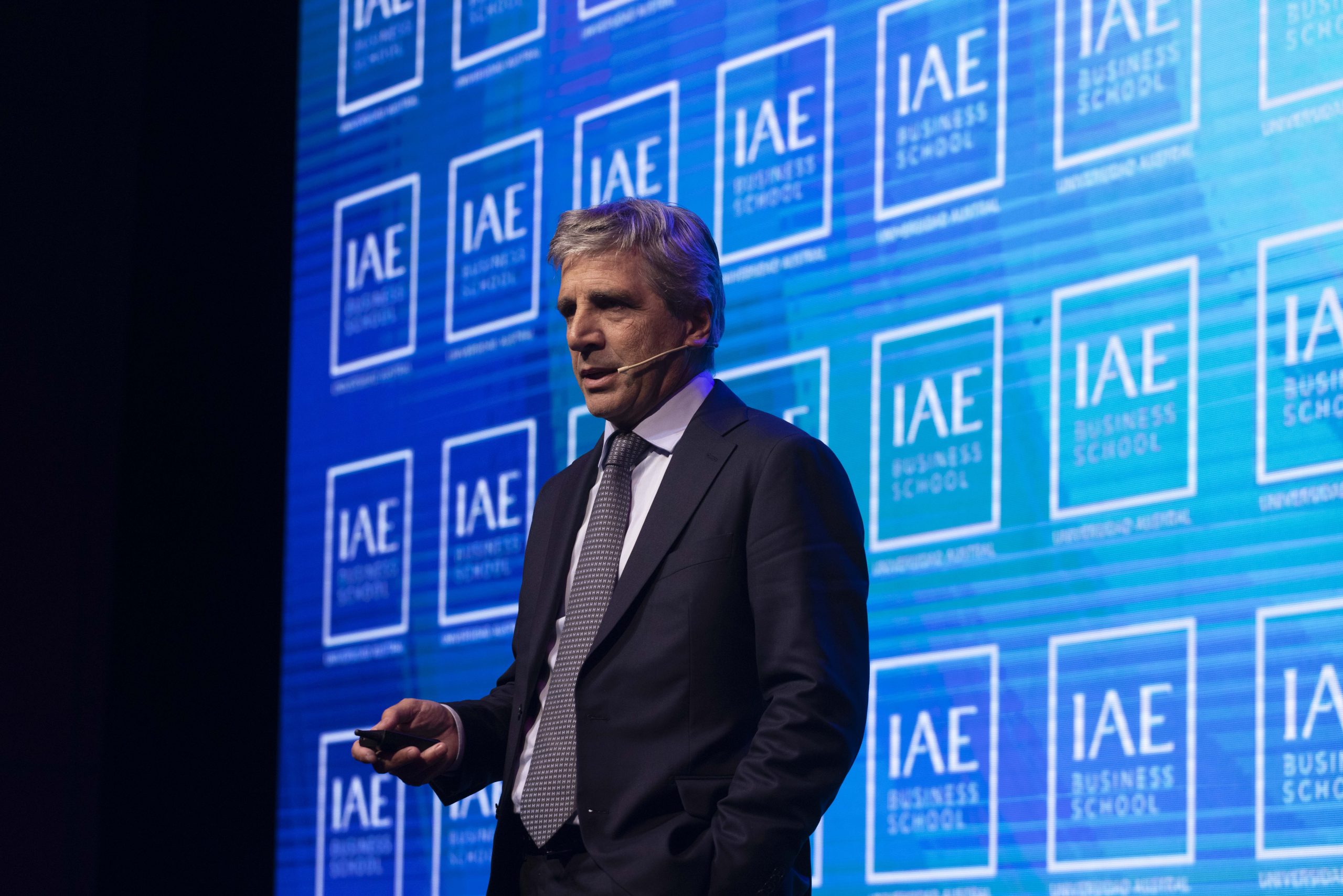 “Comprá, no te la pierdas, campeón”, la respuesta de Luis Caputo a los ...